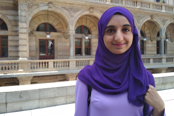 „Šátek považuji za symbol své identity a svobody,” říká studentka | HATEFREE CULTURE