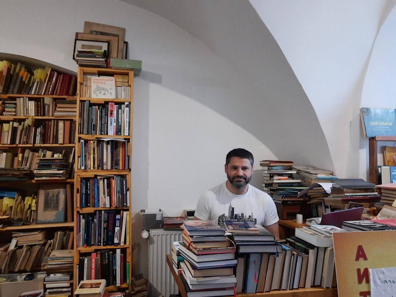 Opustil práci ve fabrice, aby si otevřel antikvariát. Zákazníci Roberta ...